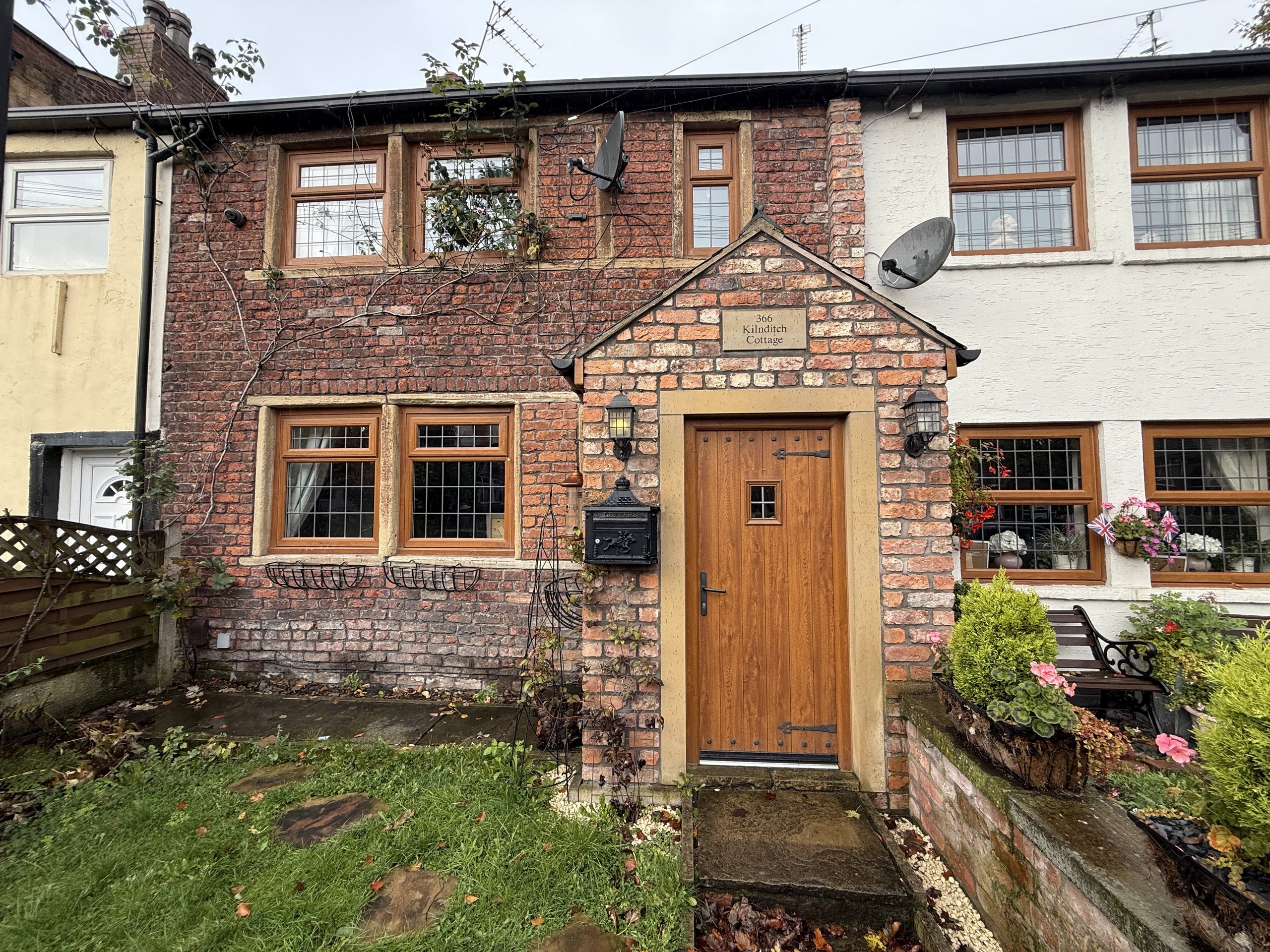 Oldham Road, Rochdale, OL11 3 bed cottage for sale - £230,000